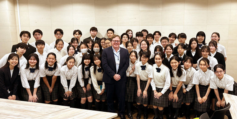 ジェイ・ハインバック世界銀行対外関係・広報担当副総裁が広尾学園中学・高校で講演